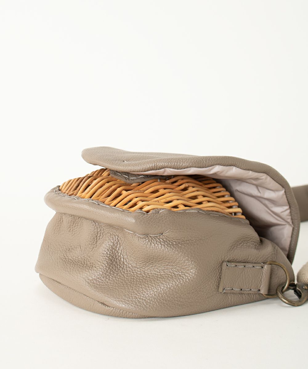 ebagos【23AW 予約】2023年11月末～12月上旬頃入荷予定フニュ・シュリンク・ ボディバッグS （マロングラッセ） SANDエバ ...