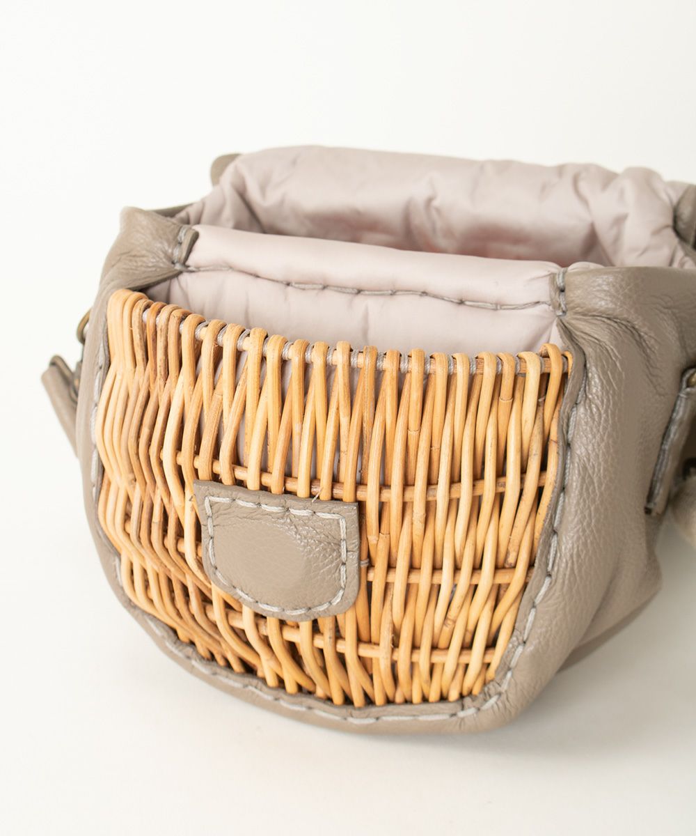 ebagos【23AW 予約】2023年11月末～12月上旬頃入荷予定フニュ・シュリンク・ ボディバッグS （マロングラッセ） SANDエバ ...
